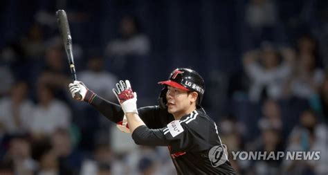 Lg 홍창기 연장 재역전 2타점 안타 연합뉴스