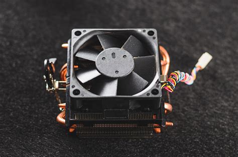 Pc에서 Cpu 열 조각입니다 프로세서 냉각을 위한 팬을 가진 구리 Heatsinker 0명에 대한 스톡 사진 및 기타 이미지 0명 Cpu 개인 장식품 Istock