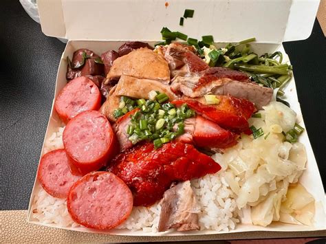 新竹美食 剛開始看到價目表的時候，有稍稍猶豫一下 但還是買來試試看 12項配菜選4項 主菜我選擇 招牌 猜猜看這樣多少 附上成品照及展開照