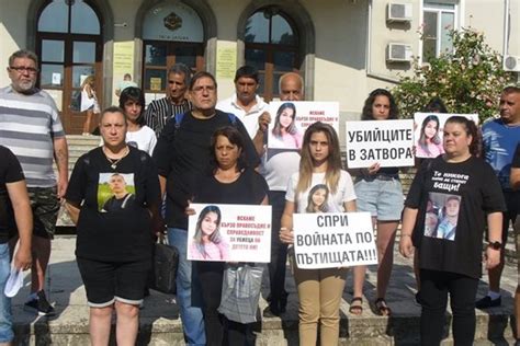 Протест срещу войната по пътищата пред Съдебната палата в Стара Загора