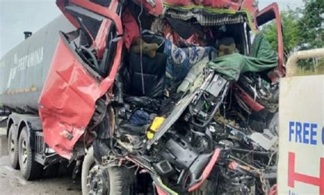 Kecelakaan Truk Tangki Tabrak Pembatas Jalan Di Tol Pekanbaru Dumai Sopir Tewas