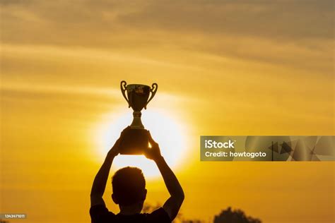 우승자는 골든 챔피언 트로피 컵 상을 들고 손을 이겼습니다 실루엣 최고의 수상 승리 핸즈 트로피 프로 챔피언 챌린지 팀 금