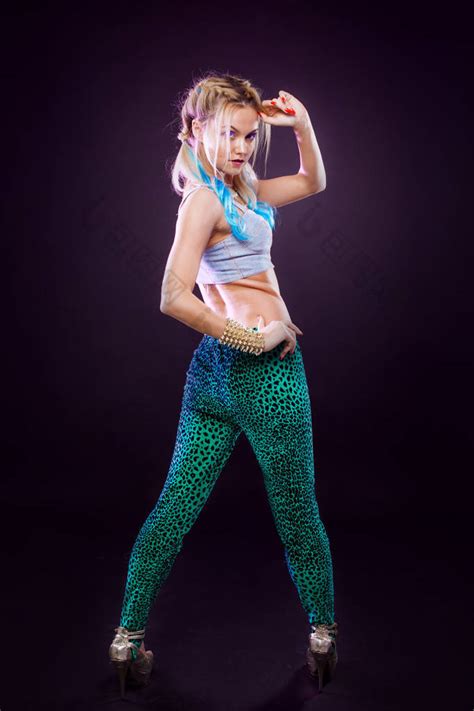 在迪斯科风格的年轻时尚的女孩听音乐和享受 包图企业站