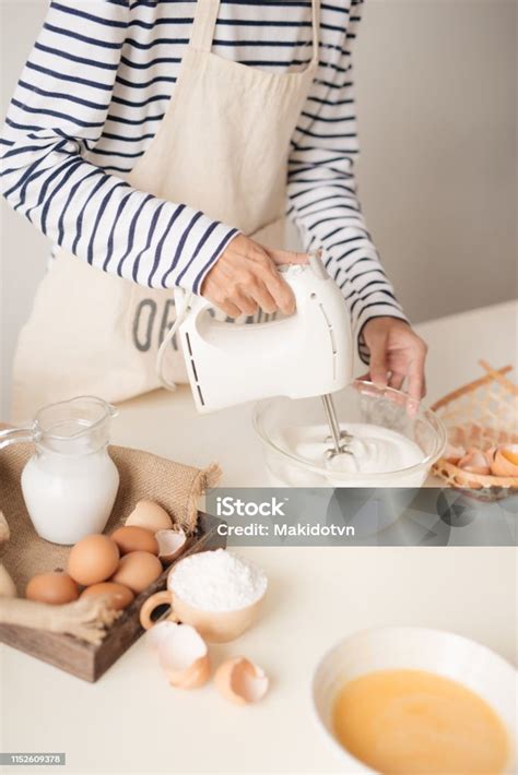 모터 믹서 베이킹 케이크와 함께 그릇에 흰 달걀 크림을 혼합 남자에 대한 스톡 사진 및 기타 이미지 남자 만들기 밀가루 Istock