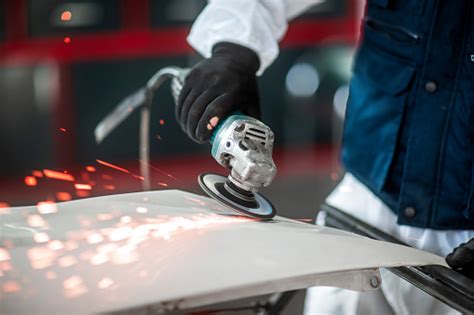 전기 분쇄기를 사용 하 여 자동차 차체 수리점에서 자동차 부품 갈기 자동차 수리 공장에 대한 스톡 사진 및 기타 이미지 자동차 수리 공장 자동차 차체 그라인더 산업