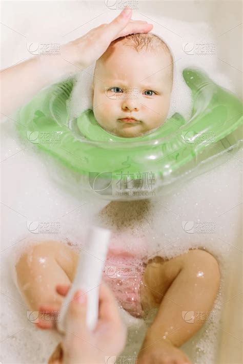 婴儿 香波 颈 绿色 响亮的 地铁 母亲 可爱的 湿 健康保健素材 花瓣网