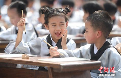南京夫子庙小学新生行古礼点朱砂开笔破蒙