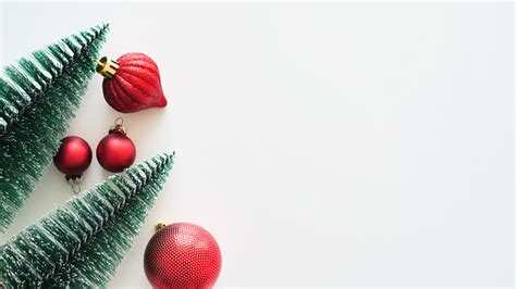 전나무 가지 빨간 공 롤리팝 및 화환 상단보기 플랫 레이 복사 공간의 배경에 크리스마스 새해 선물 상자의 클로즈업 크리스마스