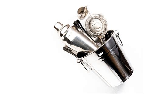 칵테일을 만들기 위한 스틸 바 도구 및 액세서리 셰이커 지거 스트레이너 숟가락 집게 진흙 투성이 알코올 음료 및 음료 준비 개념 흰색 배경 상단 보기 복사 공간 0명에 대한