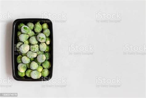 냉동 브뤼셀 은 흰색 배경에 용기에 새싹 냉동 야채 수제 준비 위에서 볼 수 있습니다 공간을 복사합니다 건강한 생활방식에 대한 스톡 사진 및 기타 이미지 Istock