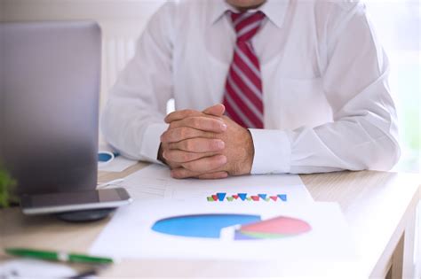 흡수 카메라를 향해 미소 짓는 생각에 잠긴 중년 남자 사업가 50 59세에 대한 스톡 사진 및 기타 이미지 50 59세 경영자 기업 비즈니스 Istock