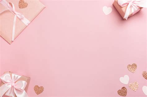 파스텔 핑크 배경에 분홍색 리본과 하트가 있는 선물 상자 무료 공간과 발렌타인 데이 구성 상단 보기 플랫 레이 2월에 대한 스톡 사진 및 기타 이미지 Istock