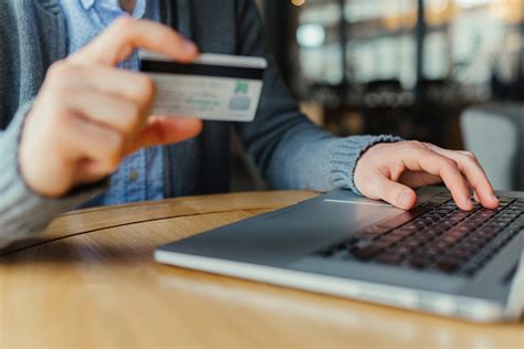 남성 손 나무 테이블 소프트 포커스에 집에서 앉고 있는 동안 컴퓨터 키보드에 숫자를 입력 하는 신용 카드를 들고 개념에 대한 스톡 사진 및 기타 이미지 Istock