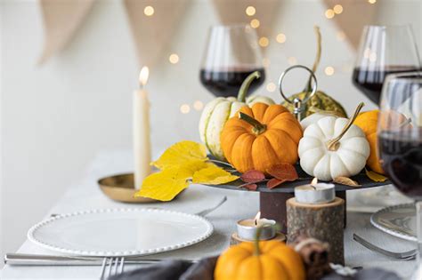 추수 감사절 가족 저녁 식사 또는 결혼식을위한 아름다운 가을 환경에 대한 아이디어 장식으로 오렌지 호박 아늑한 가을 가정 분위기 0명에 대한 스톡 사진 및 기타 이미지