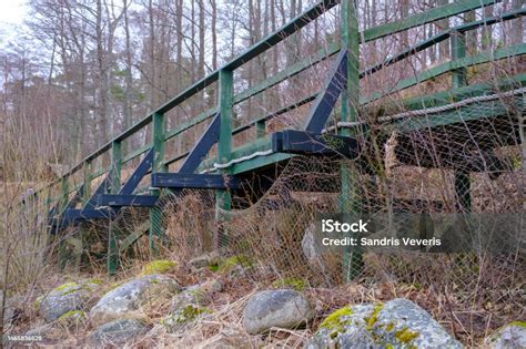 목재 보도 바닥 녹색으로 칠해진 나무 판자로 만든 인도교 난간 난간의 클로즈업 사진 가장자리를 따라 어망과 바위가 늘어서 있습니다 0명에 대한 스톡 사진 및 기타 이미지