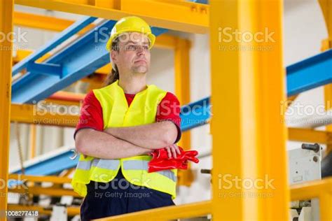 그의 팔을 가진 노란색 헬멧 노란색 반사 양복에서 공장 노동자 넘어 고용과 노동에 대한 스톡 사진 및 기타 이미지 고용과 노동 공장 산업 건물 기술자 Istock