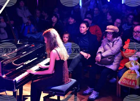 С концерт и коледни пакети зарадваха нуждаещи се варненци в навечерието на празниците Утро