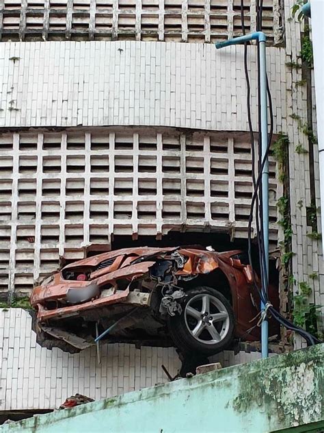 သိမ်ကြီးစျေး D ရုံ အပေါ်ထပ် ကားပါကင်နံရံအား အိမ်စီးကား အရှိန်မထိန်းနိုင်ဘဲ ဝင်တိုက်ပြီး ကားခေါင