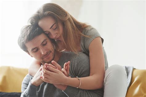 평화와 조용함 새 집의 거실에서 노란 소파에 편안한 행복 한 커플 2명에 대한 스톡 사진 및 기타 이미지 2명 가정의 방 가족 Istock