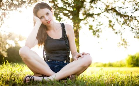 Сидя в шортиках Мини юбка Девушки в мини юбках фото