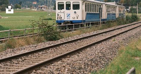 線路を走る青と白の列車の写真 Unsplashの旅行の無料画像