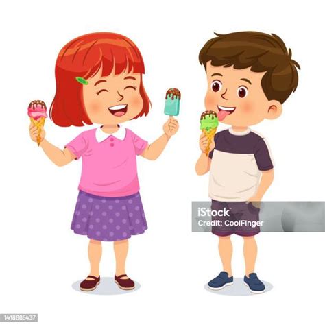 귀여운 어린 소년과 소녀는 행복감을 느끼면서 맛있는 아이스크림을 즐깁니다 흰색 배경에 고립 된 만화 캐릭터 음식에 대한 스톡