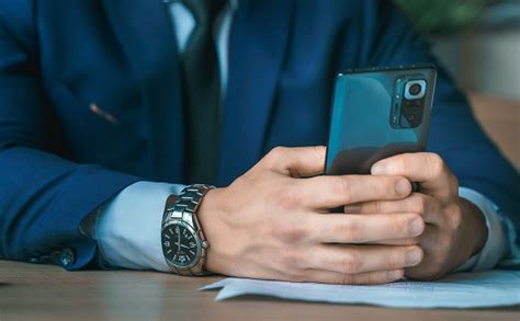 손에 휴대 전화를 가진 정장을 입은 사업가 소셜 넷을 사용하여 메시지를 입력하는 남자 뉴스 확인 비즈니스 미팅 만들기 현대적인 사무실 일반 관리자 Ceo 파트너에게 전화하기