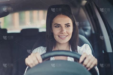 她的特写，她漂亮，迷人，可爱的深色头发，愉快的内容，女商人享受着乘坐新的舒适的汽车，高速公路，休闲，素材 花瓣网