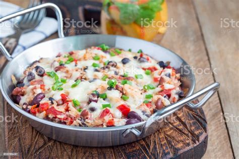 구운 콩 치즈 파프리카의 다른 종류와 쌀 캐 서 롤 금속 접시 수평 제빵 복사 공간 0명에 대한 스톡 사진 및 기타 이미지 Istock