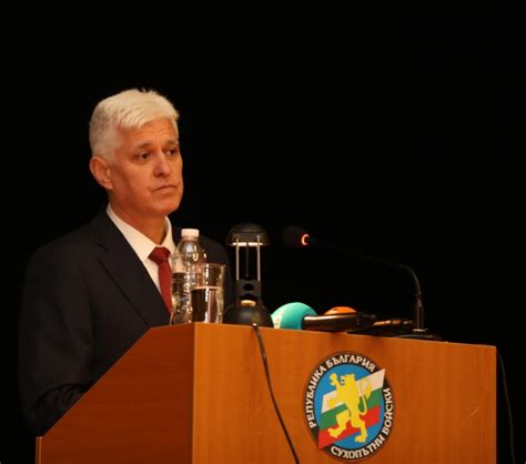 Министърът на отбраната Димитър Стоянов Време е Сухопътните войски да получат необходимото