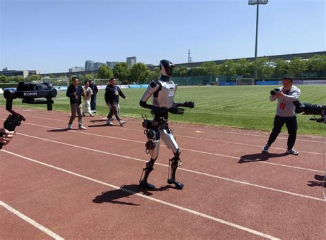 无锡举行国内首场具身智能机器人运动会：百余名机器人同场竞技ai导航站 精选ai工具集合平台