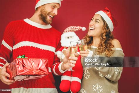 행복 한 커플을 축 하 하는 크리스마스 시간 선물을 공유 하 고 샴페인젊은 Millennials 사람들 재미 휴일 시간크리스마스