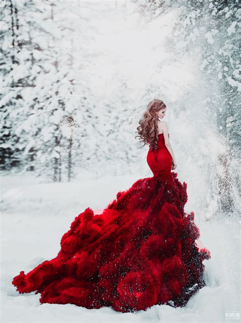 Фото Девушка в красном платье стоит на снегу фотограф Светлана Беляева