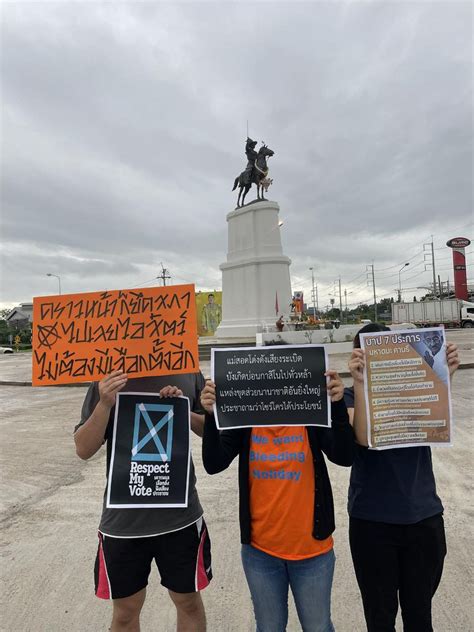 ชาวแม่สอดรวมตัวที่วงเวียนพระเจ้าตาก ชูป้ายขอคืน ‘ประชาธิปไตยที่ปกติ ประชาไท