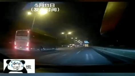 大巴车迎面追尾拖车行车记录仪拍下这一幕网友这么大个车看不见吗