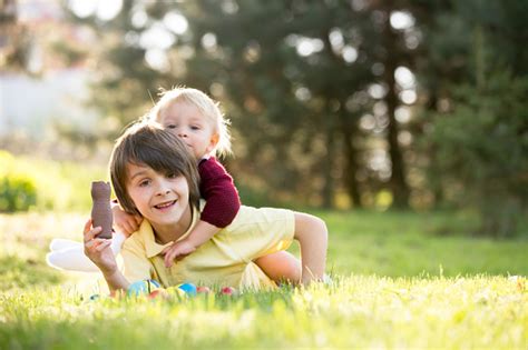 달콤한 아이 들 토끼와 소년 형제 부활절에 대 한 계란 사냥 어린이와 부활절 날 전통 가족에 대한 스톡 사진 및 기타 이미지 가족 개화기 검색 Istock