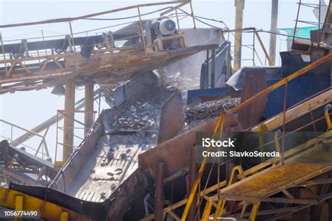 분쇄 기계 콘 유형 바위 쇄 석기 채 석 장 오픈 구 덩이 마이닝에 깔린된 화강암 자갈 돌을 전달 분쇄 된 돌 및 자갈에 대 한 처리 공장입니다 광업 및 채 석 광산