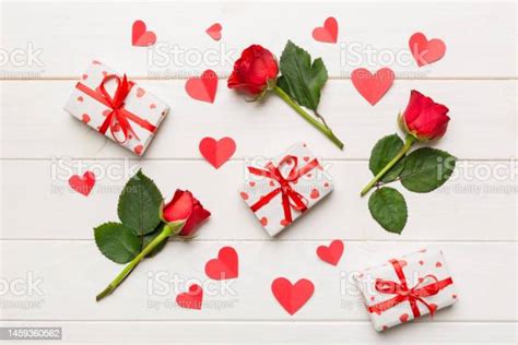 아름다운 빨간 리본과 장미 발렌타인 데이의 개념 기념일 어머니의 날과 생일 인사말 복사 공간 최고 보기와 크래프트 기프트 박스 0명에 대한 스톡 사진 및 기타 이미지