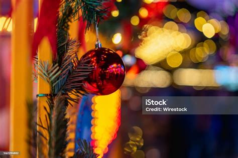 보케 조명 배경에 크리스마스 트리의 싸구려와 장식의 선택적 초점 겨울에 대한 스톡 사진 및 기타 이미지 겨울 계절 공휴일 Istock