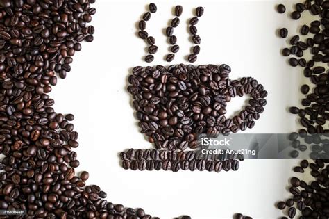 커피 원두는 흰색 배경에 고립 된 컵 모양으로 배열 됩니다 갈색에 대한 스톡 사진 및 기타 이미지 갈색 개념 개념과 주제