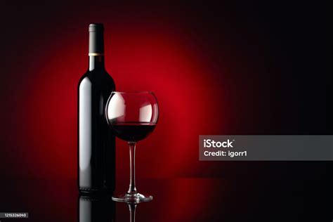 검은 색 반사 배경에 레드 와인의 유리와 병 공간을 복사합니다 배경 주제에 대한 스톡 사진 및 기타 이미지 배경 주제 붉은