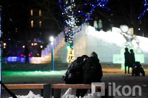 ФОТО Төв цэнгэлдэх хүрээлэнгийн гадаах мөсөн хотхон