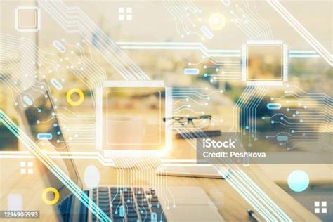 데스크톱 컴퓨터 및 기술 테마 홀로그램의 이중 노출 소프트웨어 개발의 개념 0명에 대한 스톡 사진 및 기타 이미지 0명