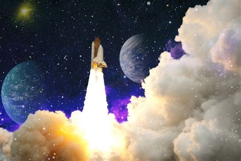 로켓은 별이 빛나는 하늘에 공간으로 발사됩니다 우주선은 연기 구름과 함께 우주로 날아갑니다 Nasa가 제공하는 이 이미지의 요소 0명에 대한 스톡 사진 및 기타 이미지