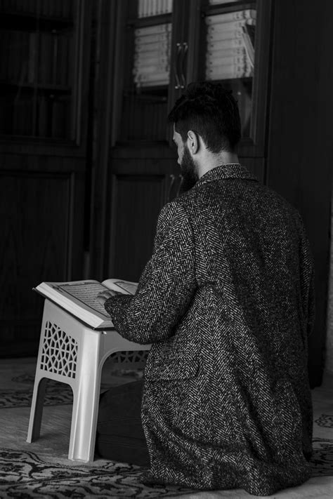 흑백 체크 무늬 드레스 셔츠를 입은 남자가 흰색 플라스틱 의자 근처에 서 있다 사진 Unsplash의 무료 검은색 이미지