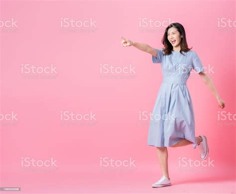 핑크색 배경에 파란색 드레스를 입은 젊은 아시아 여성의 전체 길이 이미지 여자에 대한 스톡 사진 및 기타 이미지 여자 걷기 전신 Istock