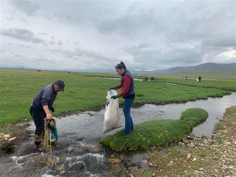 Аймгийн ИТХ ын ажлын албаны ажилтан албан хаагчид бүх нийтийн хог цэвэрлэгээ хийлээ