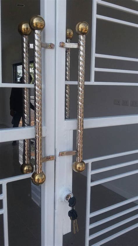 ติดตั้งเหล็กดัดบานเลื่อน ติดกุญแจในตัว พร้อมมือจับสแตนเลส และต่อเติมโครงหลังคา พร้อมฉนวนกันความ