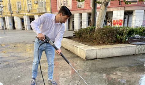 Борис Бонев хвана маркуча и лично почисти Графа