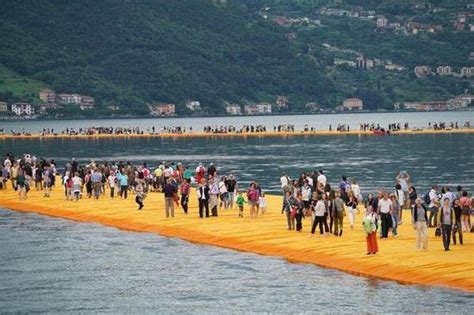 大型艺术作品 漂浮的码头 出现在意大利伊塞奥湖上 当代艺术 新浪收藏 新浪网